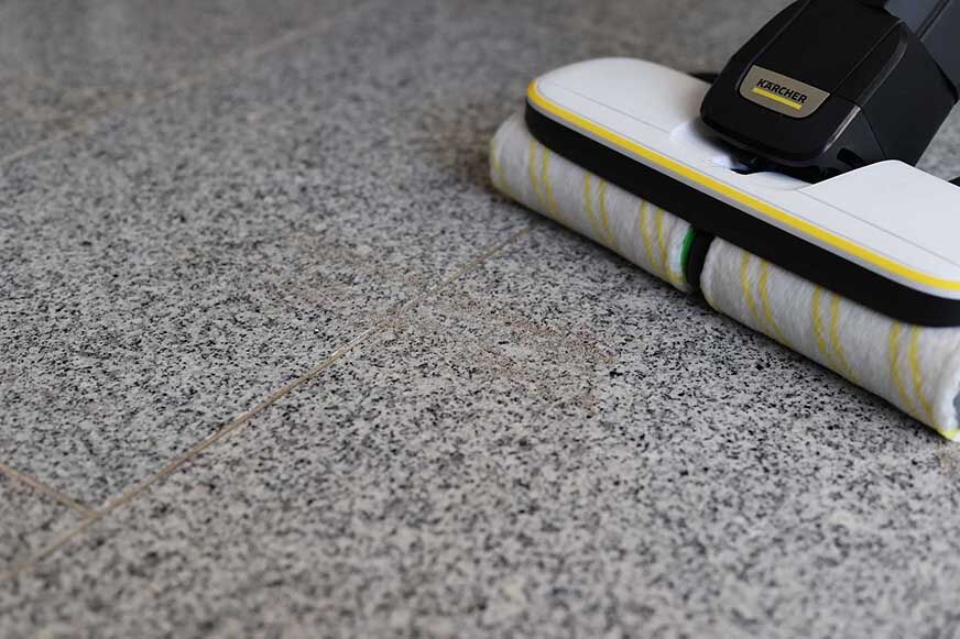 Test des Hartbodenreinigers Kärcher FC 4-4 Battery Set (2025)